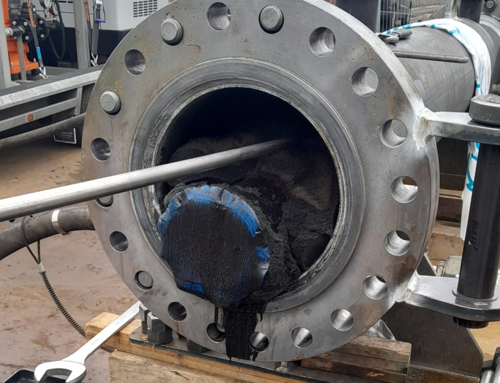 Twice: Emptying, repairing and filling a 34" oil pipeline - TECCURO ...